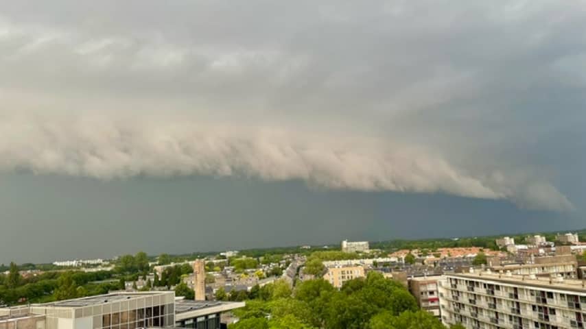 Noodweer levert Nederland bijzondere wolk op: 'Verschijnt eens in de ...