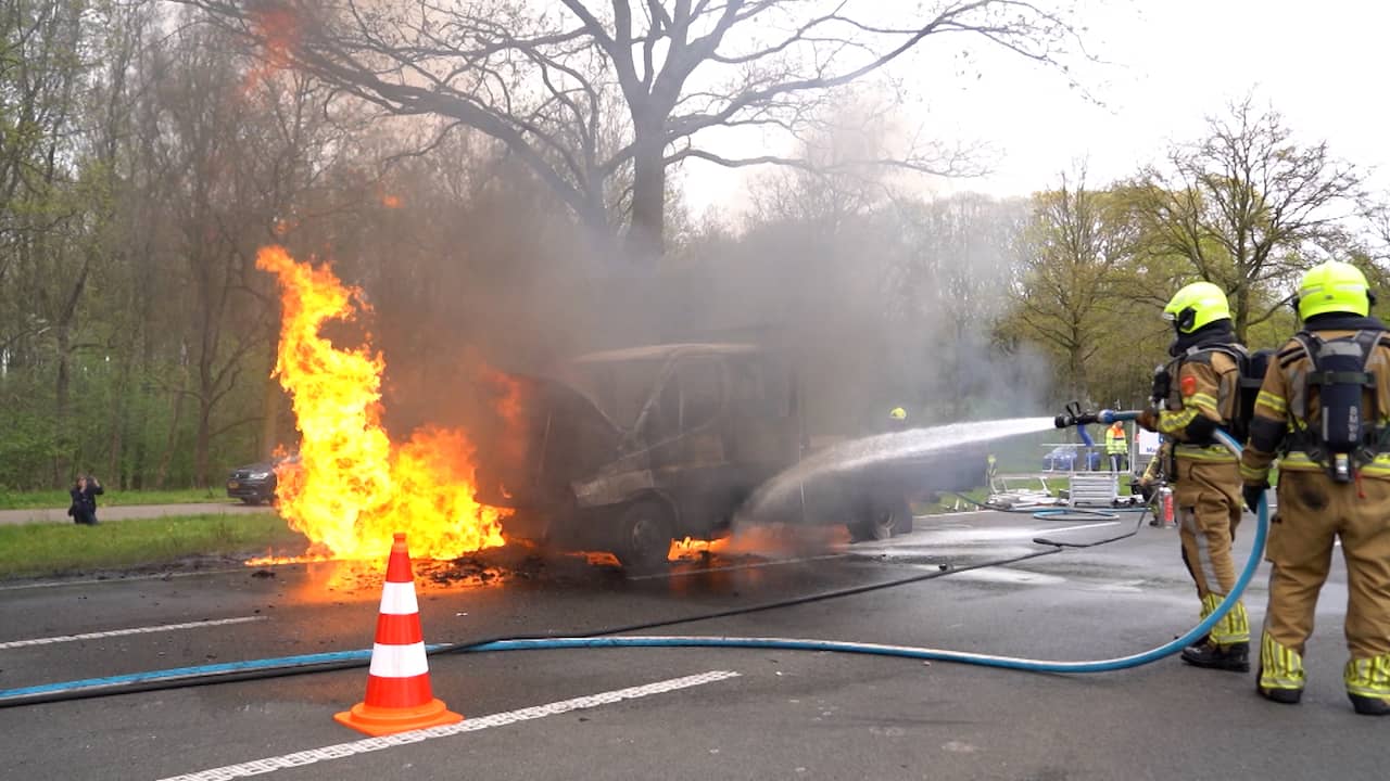 Bestelbus in brand op N65 bij Tilburg na fout bij tanken | NU.nl