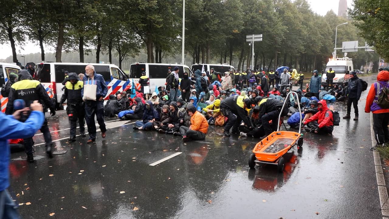 Politie grijpt in bij actie Extinction Rebellion op A12 | NU.nl