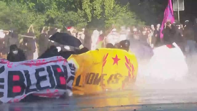 Demonstranten tegen G7-top vernielen en steken auto in brand in ...