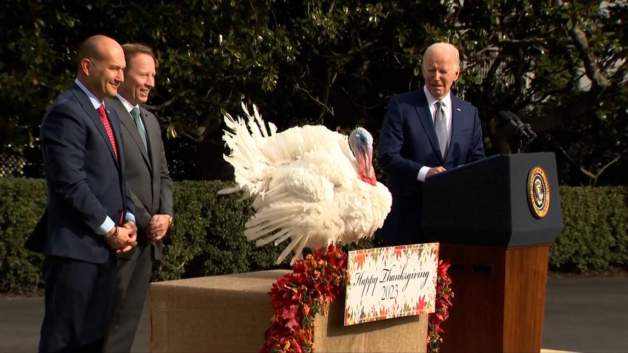 President Biden verleent gratie aan twee kalkoenen | NU.nl