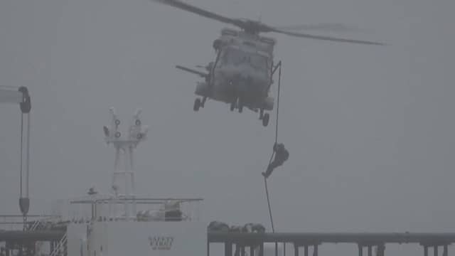 Franse marine onderschept Russische olietanker vanuit helikopter | NU.nl