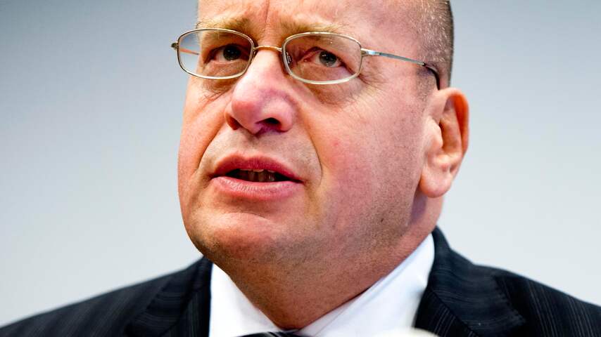 Teeven bekijkt ook positie vader bij scheiding | Politiek | NU.nl