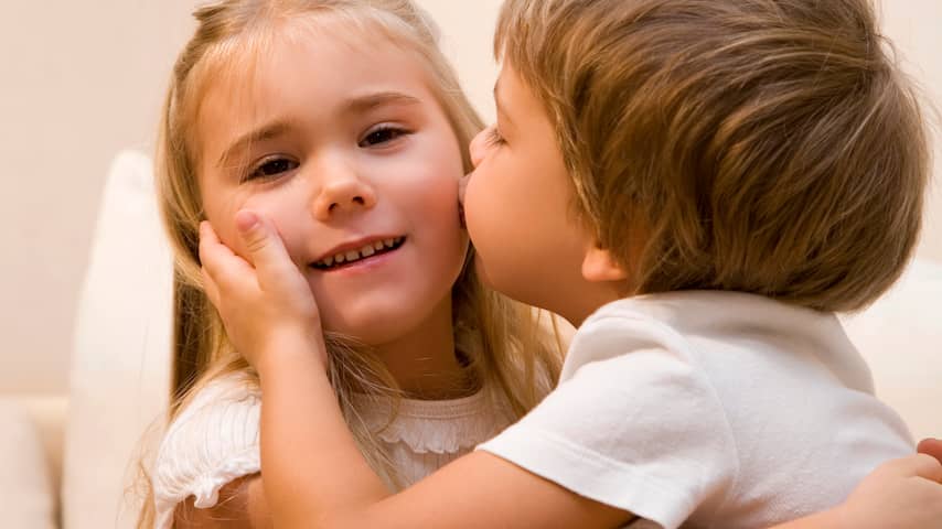 Jongen (6) geschorst na zoen op wang meisje | Opmerkelijk | NU.nl