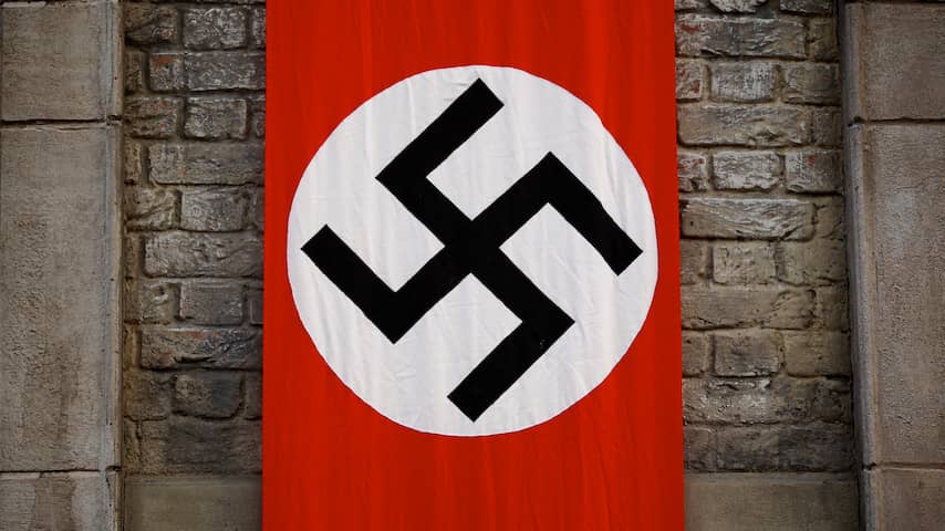 OM start onderzoek naar man die hakenkruis droeg tijdens demonstratie ...