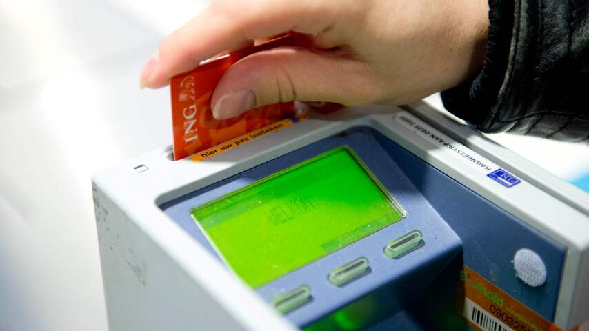 Duizenden ING-klanten zonder pinpas | Economie | NU.nl