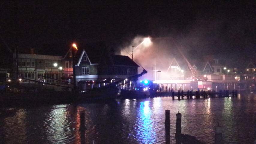 Grote brand in pand aan haven Volendam | Algemeen | NU.nl