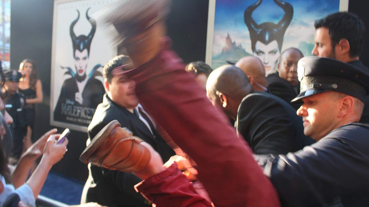 Brad Pitt op rode loper aangevallen | Achterklap | NU.nl