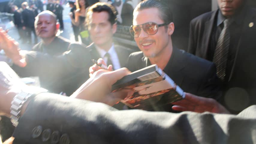 Brad Pitt op rode loper aangevallen | Achterklap | NU.nl