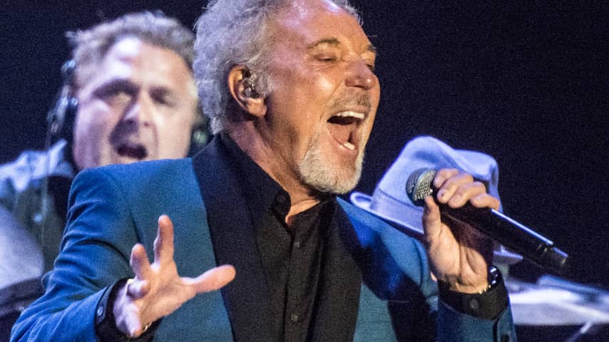Tom Jones vermengt jolige hits met serieus werk in Ziggo Dome | Media ...