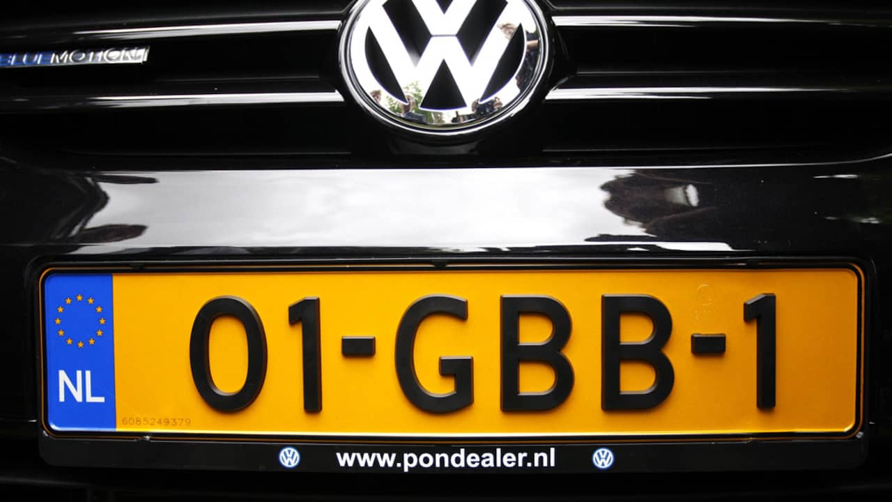 Eerste auto met nieuwe kenteken rijdt rond op Nederlandse wegen ...