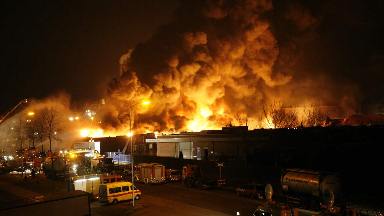 Geen gezondheidsrisico na brand Shell Moerdijk | Binnenland | NU.nl