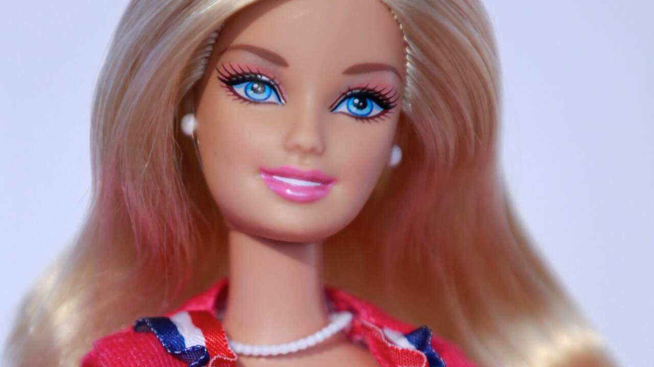 Realistische Barbie met acne en striae op de markt gebracht | Lifestyle ...