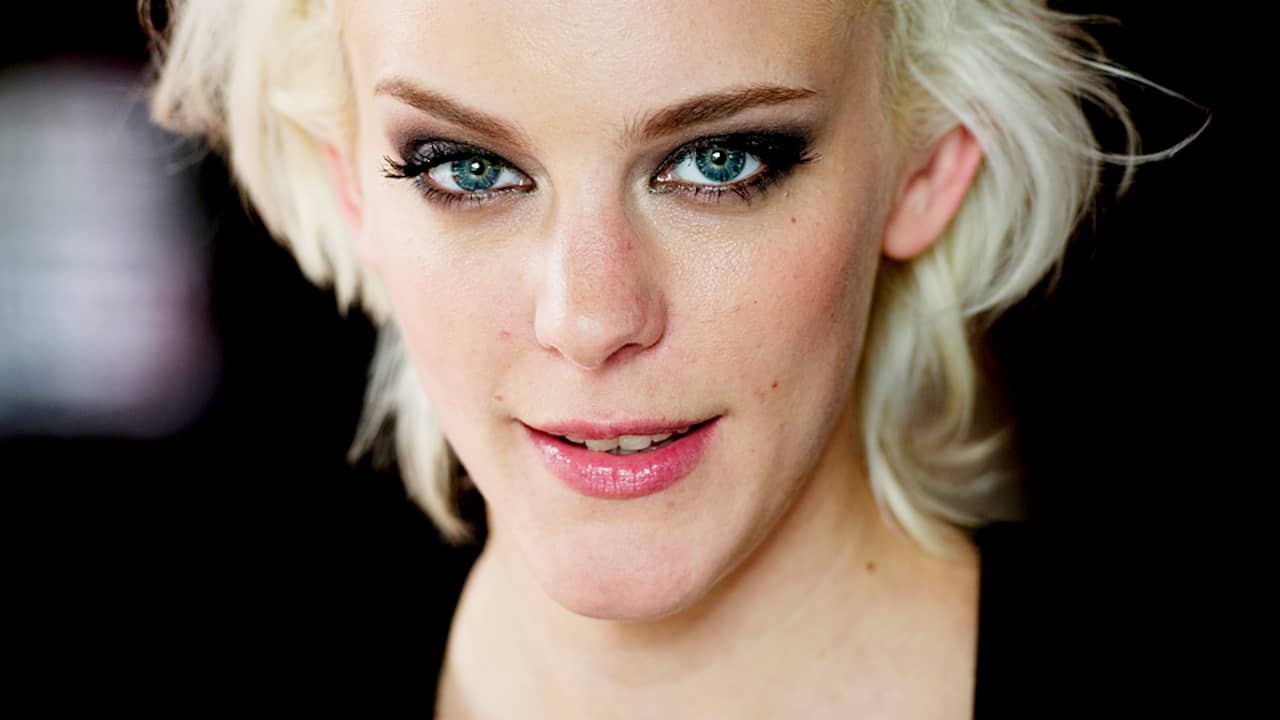 Stacey Rookhuizen presenteert awardshow WAAH | Achterklap | NU.nl