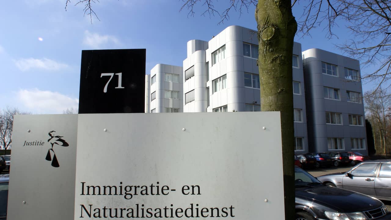 'Systeem IND duurder en trager ingevoerd' | Binnenland | NU.nl