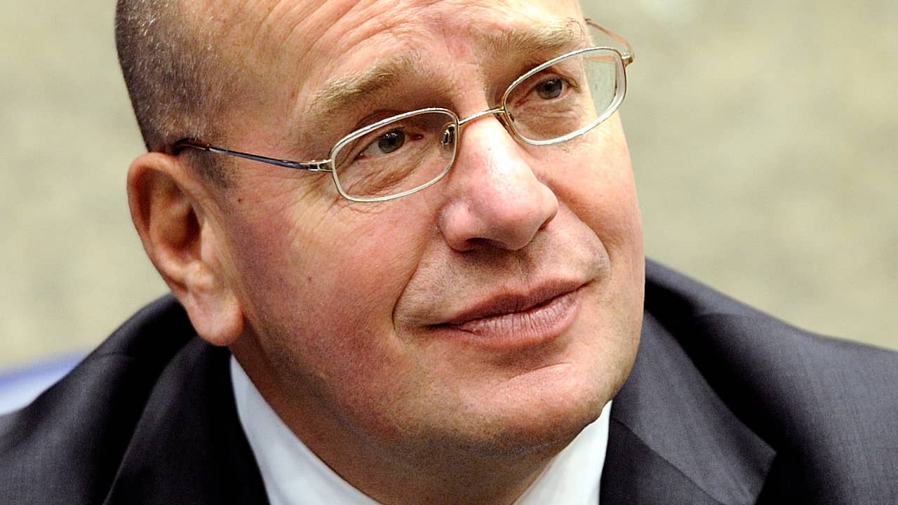 Teeven doet onderzoek naar 3 of meer ouders | Politiek | NU.nl