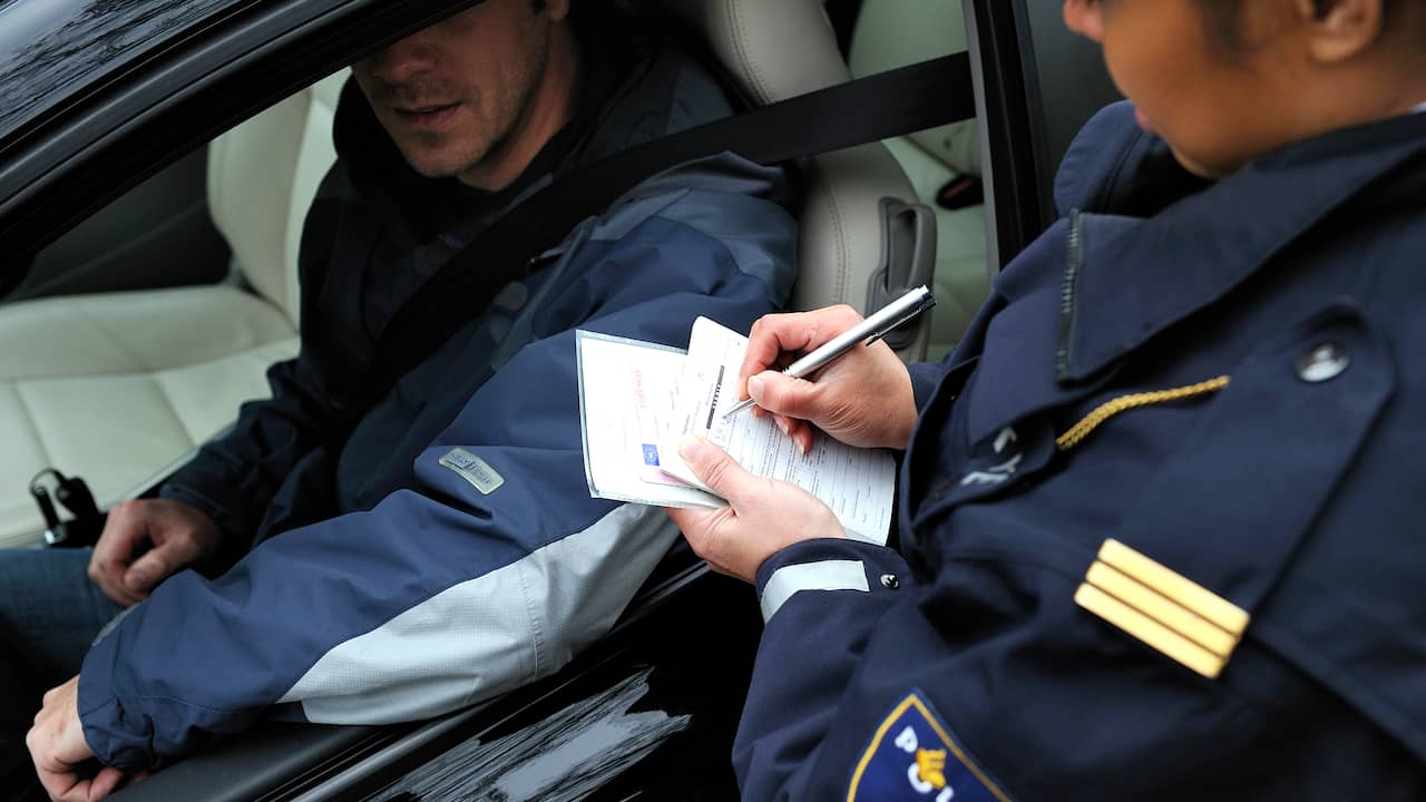 Taakstraf voor nepagenten die boetes oplegden | Binnenland | NU.nl