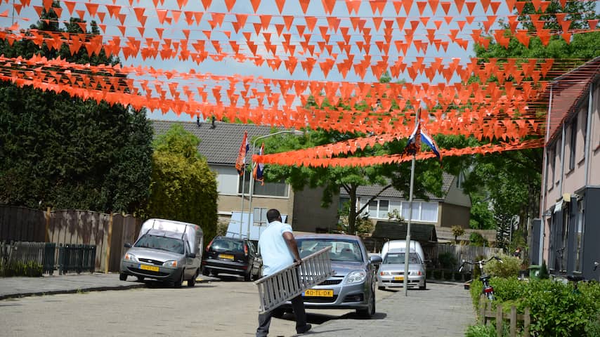 Feestversiering bekende ‘Oranjerotonde’ Apeldoorn gaat al snel in rook ...