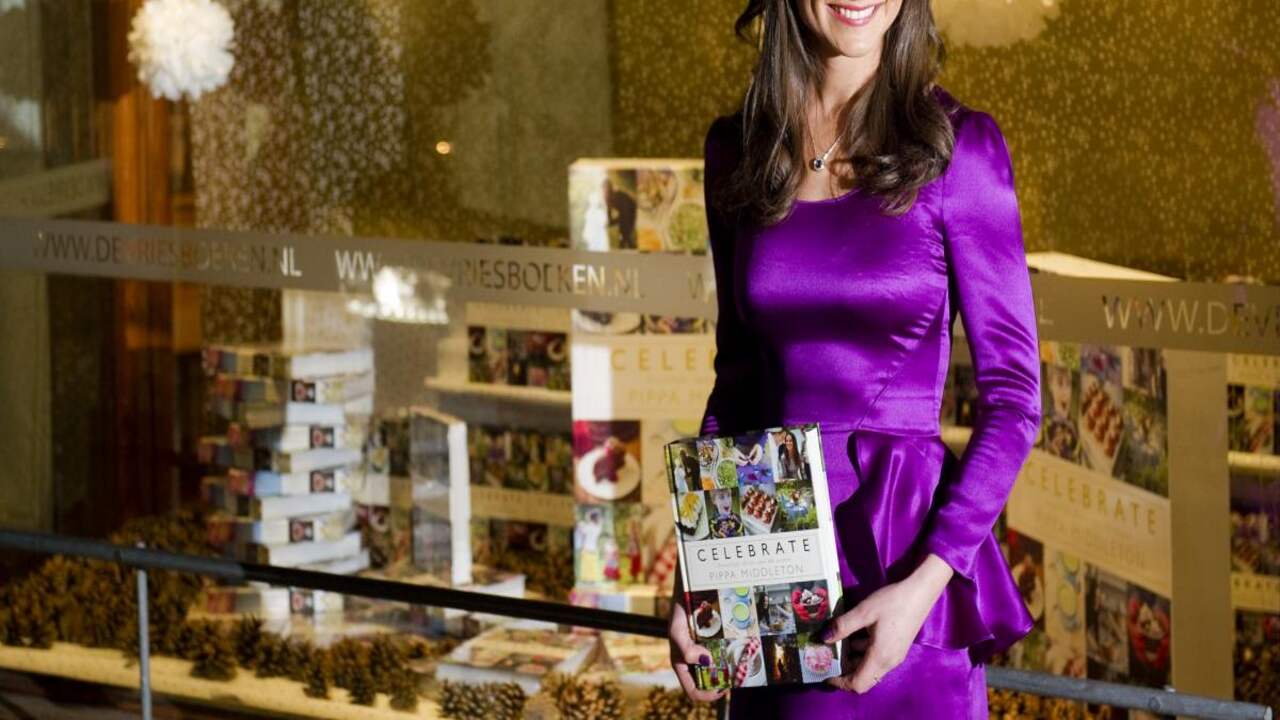 Pippa Middleton bedeesd bij boekonthulling Haarlem | Boek | NU.nl