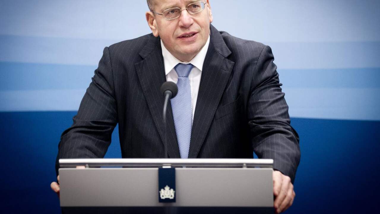 Teeven past paspoortwet aan | Algemeen | NU.nl