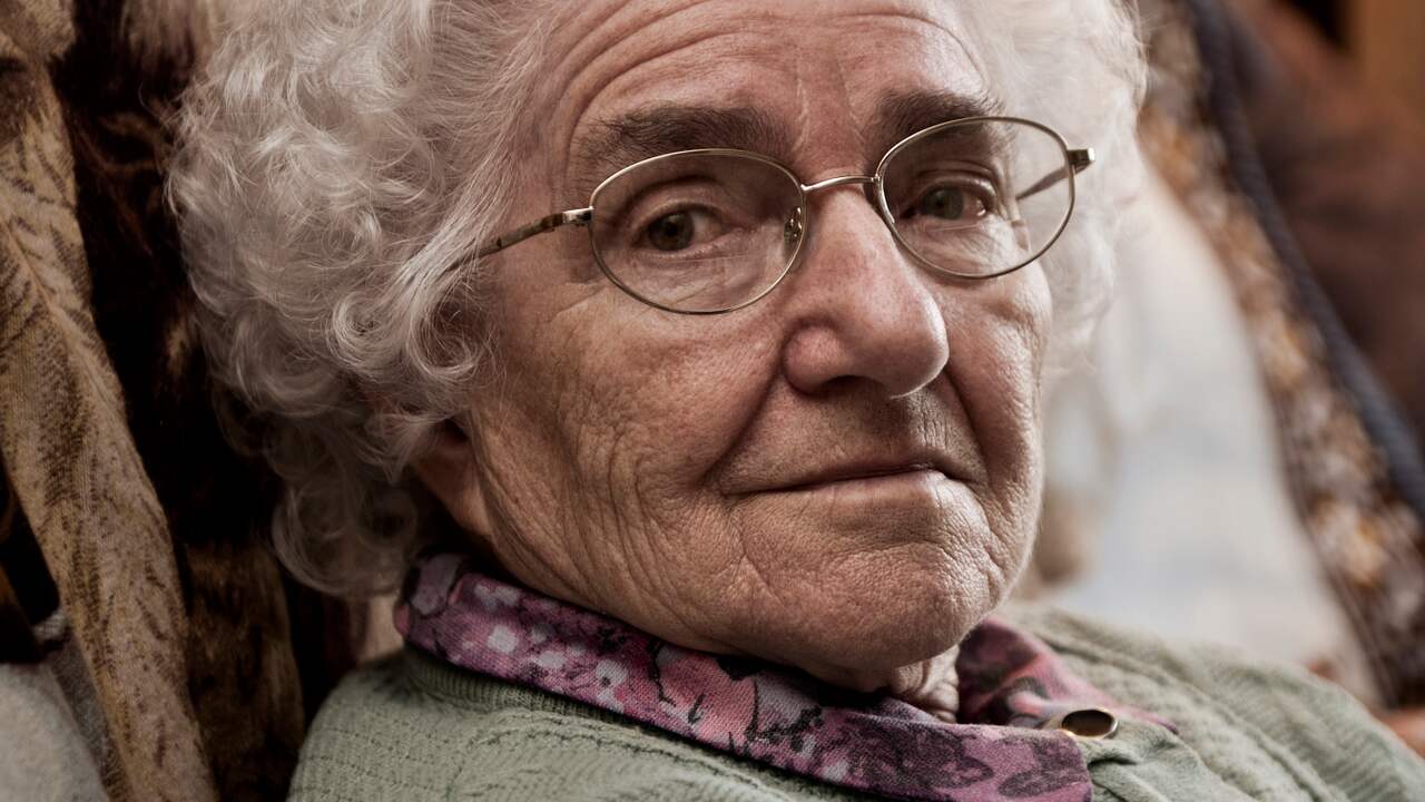 Oma krijgt voor het eerst een virtual reality-bril op | WTF | NU.nl