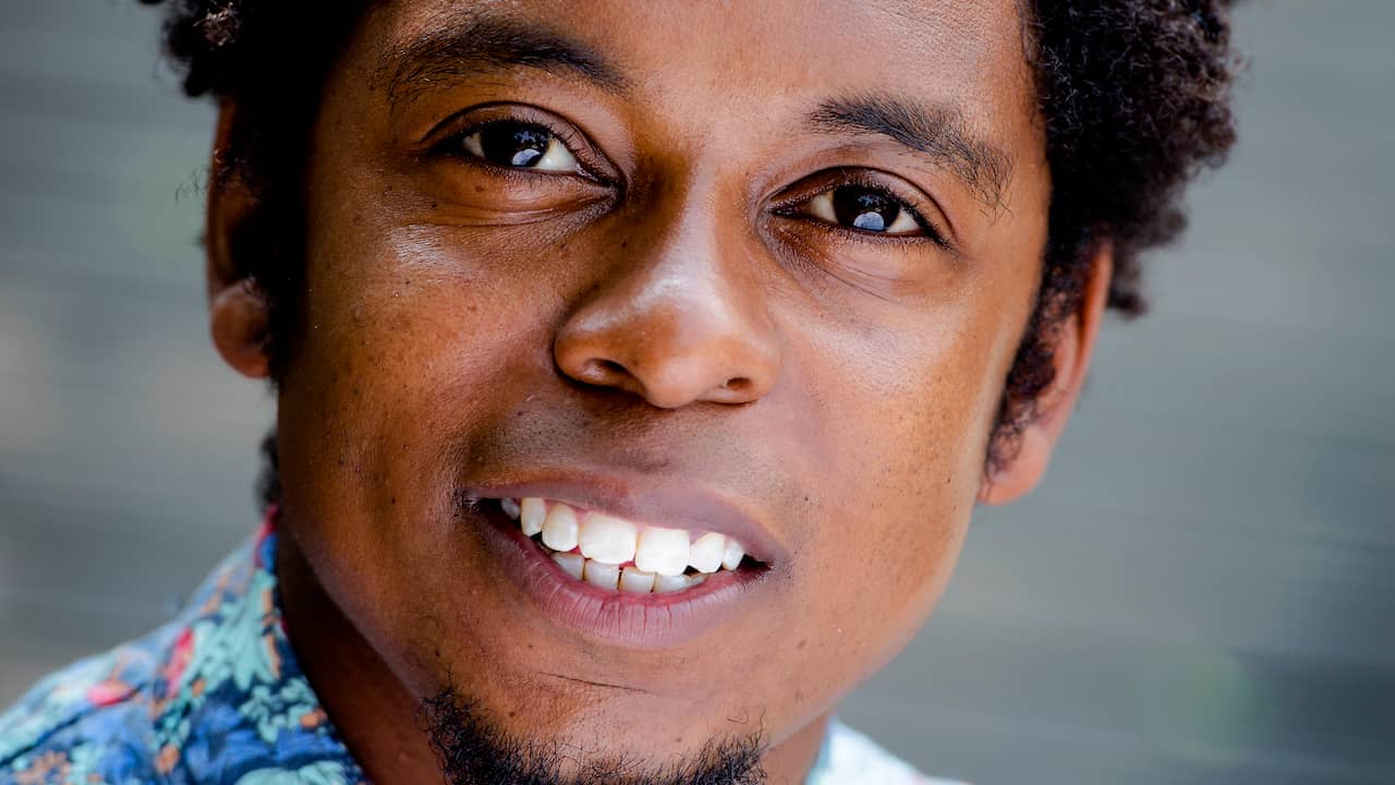 Agenten op vingers getikt na aanhouden rapper Typhoon om huidskleur ...