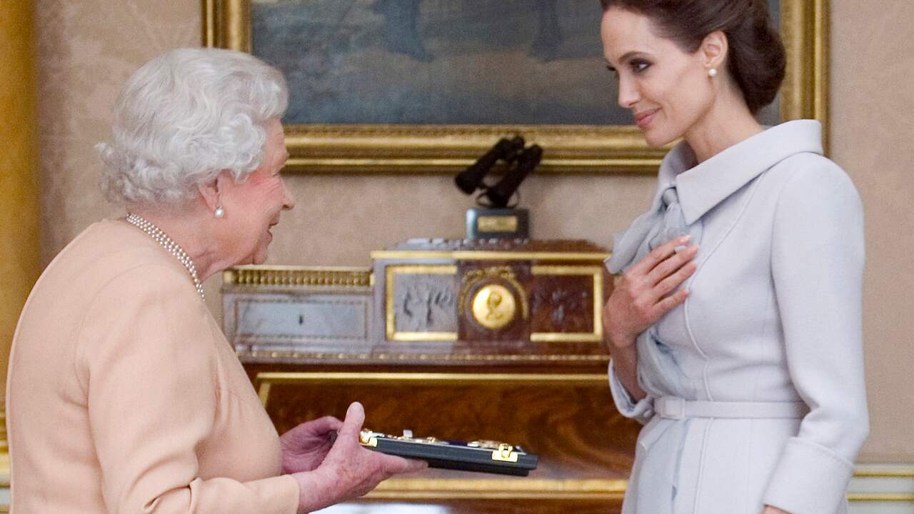 Angelina Jolie geëerd door koningin Elizabeth | Media en Cultuur | NU.nl