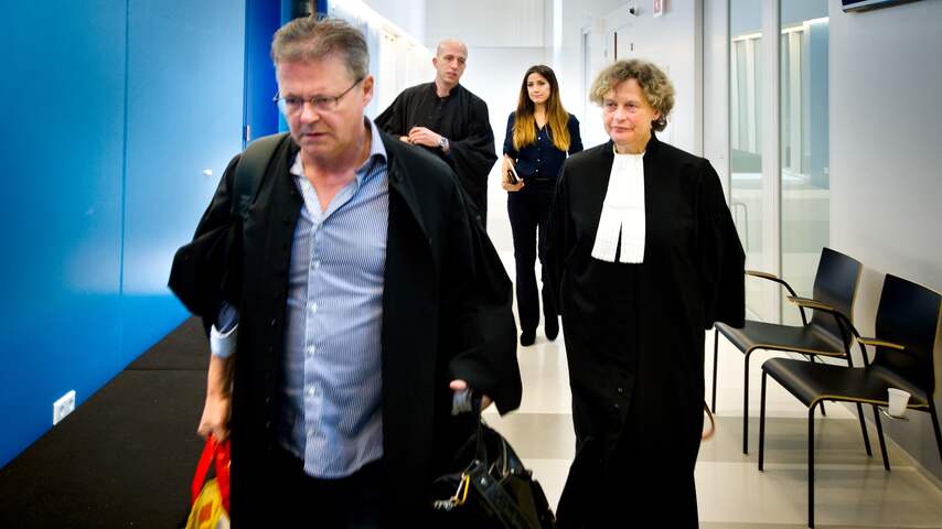 Hof weert journalisten en belangstellenden uit zittingszaal Fred Ros ...