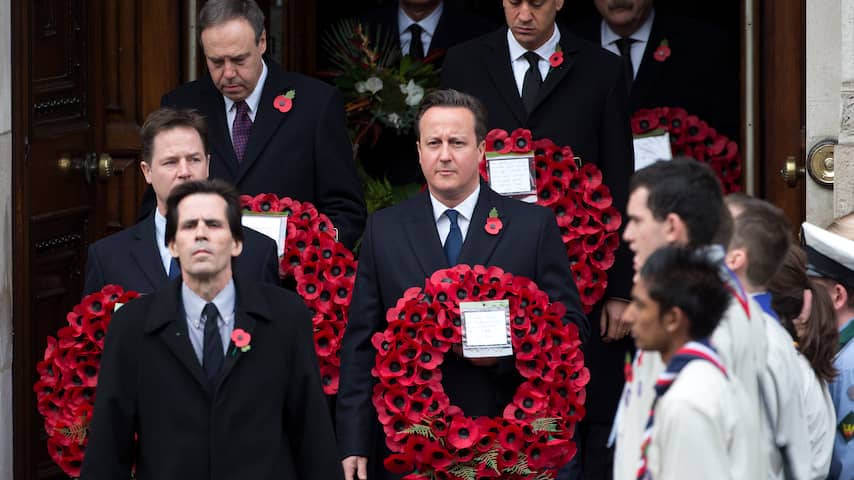 Koningin Elizabeth legt krans voor Britse oorlogsslachtoffers ...