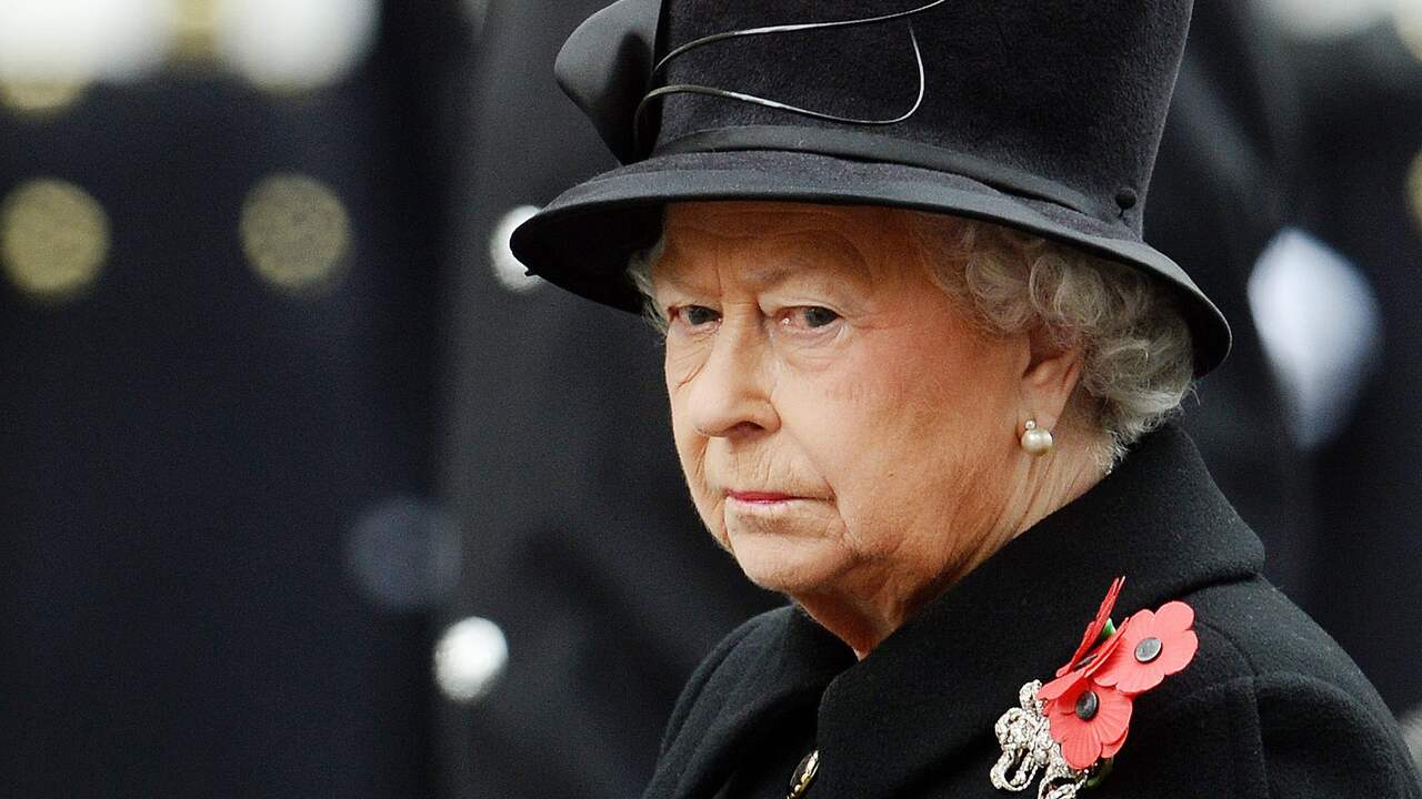 Koningin Elizabeth legt krans voor Britse oorlogsslachtoffers ...