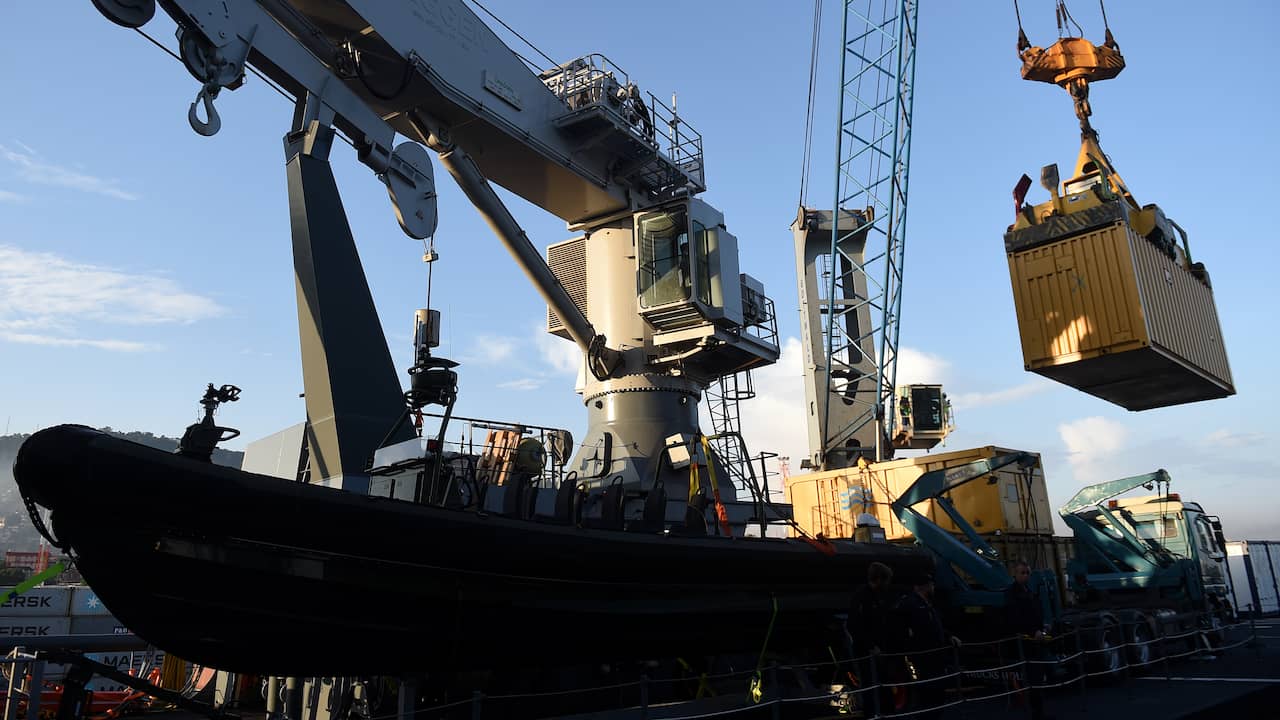 Marineschip Karel Doorman levert hulpgoederen af in Sierra Leone ...