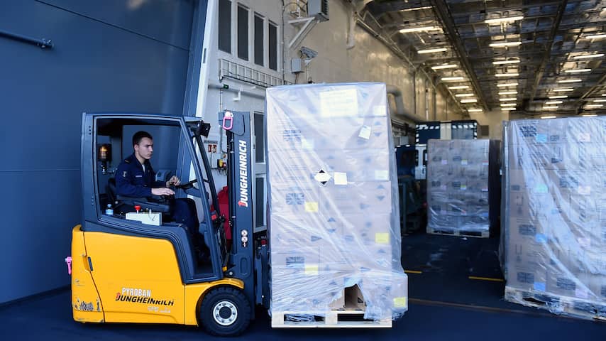 Marineschip Karel Doorman levert hulpgoederen af in Sierra Leone ...