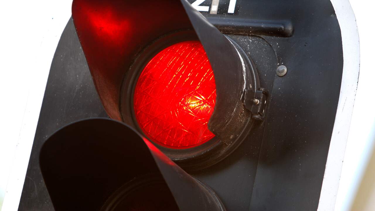 Man die door rood stoplicht loopt heeft 40.000 euro boete openstaan ...