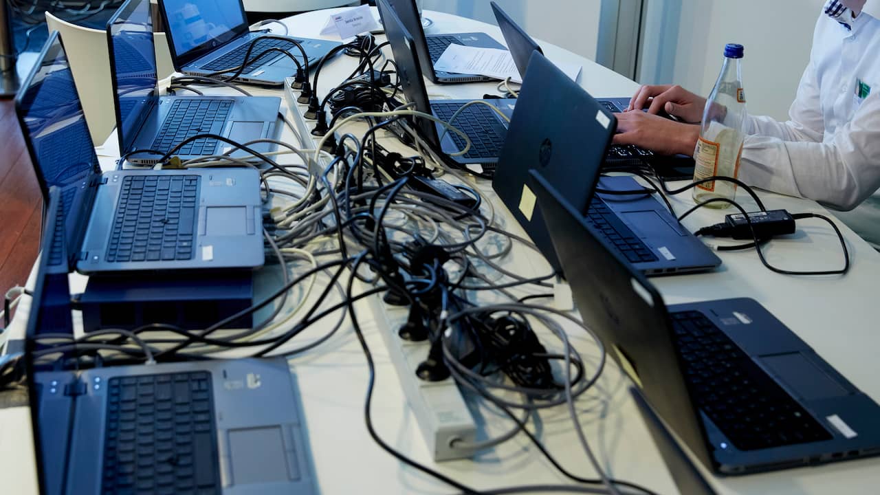 Gekwalificeerde ICT'er heeft banen meer en meer voor het uitzoeken ...