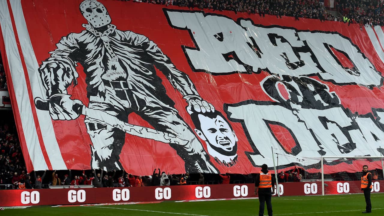 Luguber 'Defour-spandoek' tijdens Standard-Anderlecht | Voetbal | NU.nl