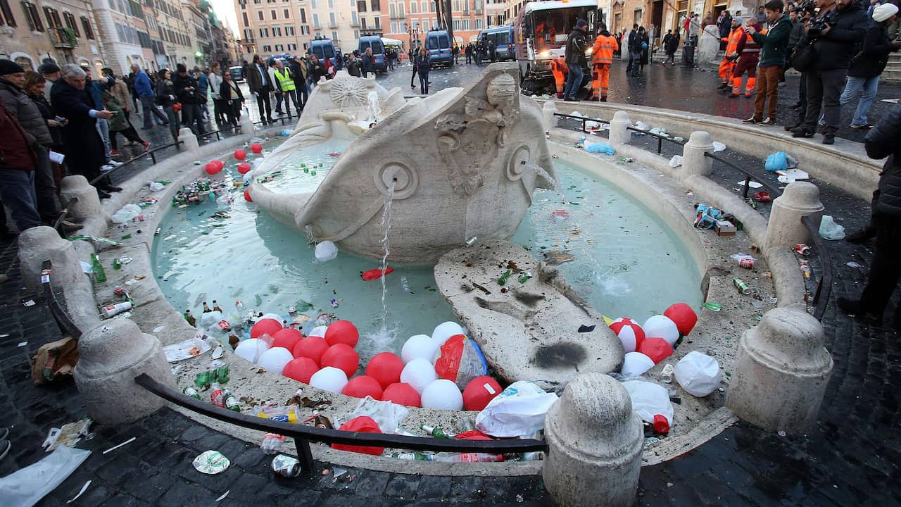 Schade door Feyenoord-fans in Rome geschat op ruim 8 miljoen euro ...