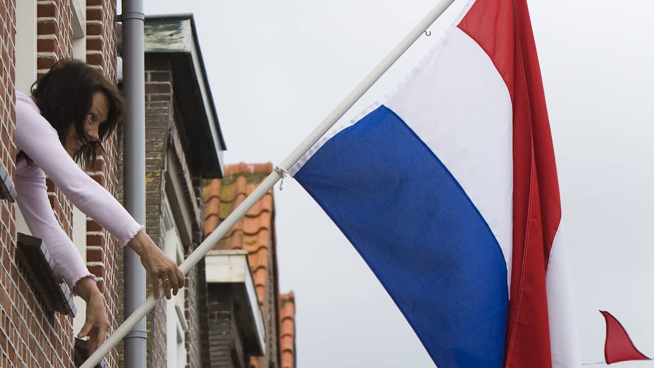 Wanneer mag de vlag uit en krijg je een boete als-ie op de kop hangt? | 4 en 5 mei | NU.nl
