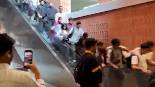 Gigantische roltrap naar bergtop geopend in China | NU.nl