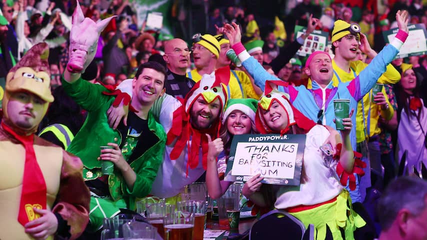 Live WK darts | Luke Littler en Gian van Veen in actie in kwartfinales ...