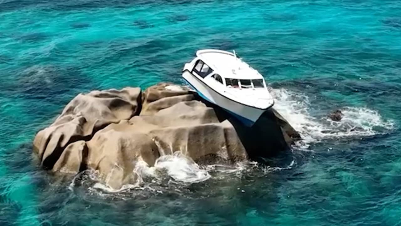 Boot gestrand op rots voor de kust van Seychellen | NU.nl