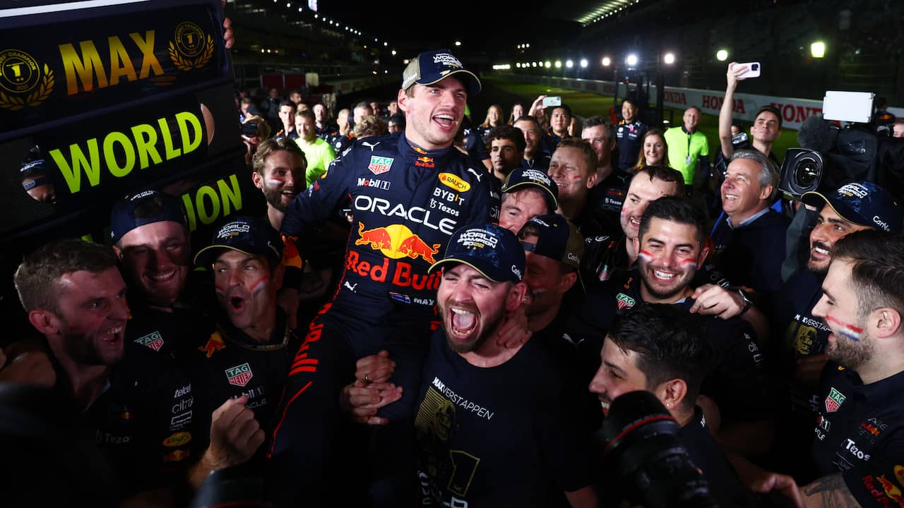 Superieure Verstappen weer wereldkampioen na verwarring over puntentelling | Formule 1 | NU.nl