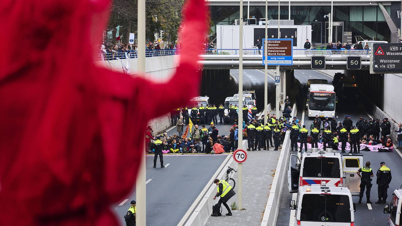 150 aanhoudingen bij snelwegblokkade A12 door Extinction Rebellion ...
