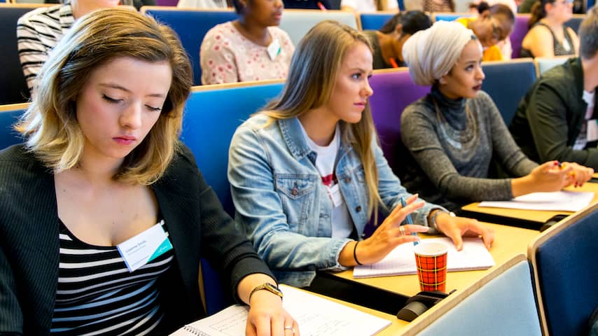 'DUO moet studenten beter informeren over schulden' | Geld | NU.nl