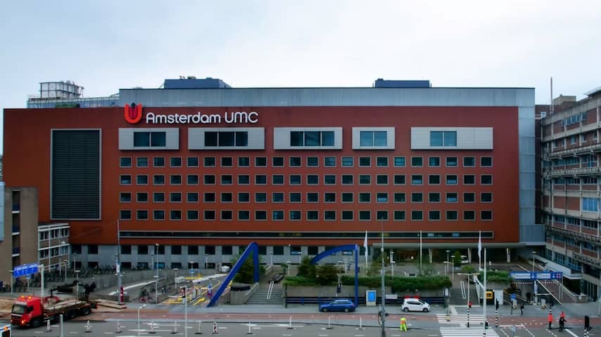 Logo Amsterdam UMC prijkt twee jaar na fusie op gevel van ziekenhuis ...