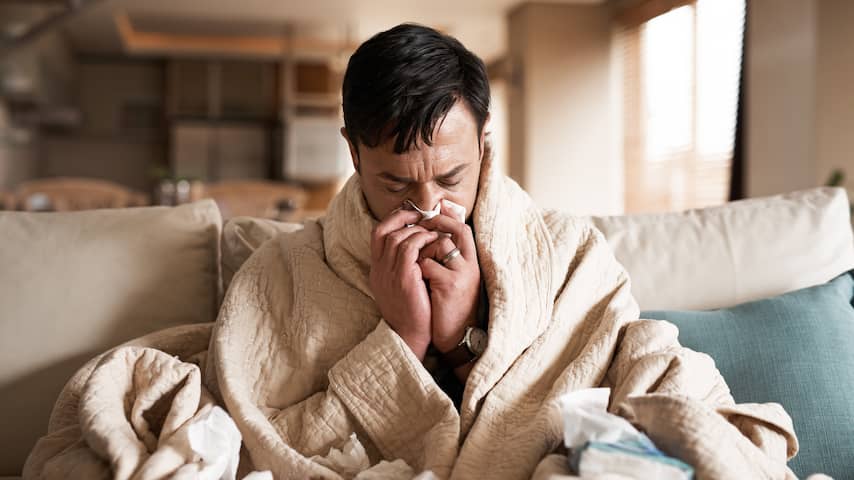 Bij overgeven of bij een snotneus: wanneer meld jij je ziek? | NUjij ...