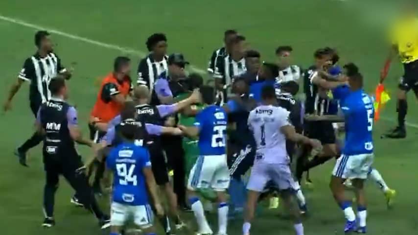 23 rode kaarten na massale vechtpartij in Braziliaans duel, Hulk deelt ...