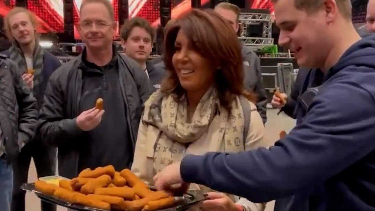 Rachel Hazes deelt kroketten uit na rechtszaak over bijnaam | NU.nl