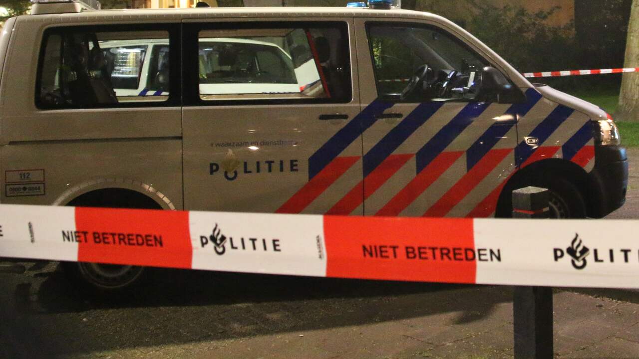Neergestoken Rotterdammer valt ambulancepersoneel aan dat hem wil ...