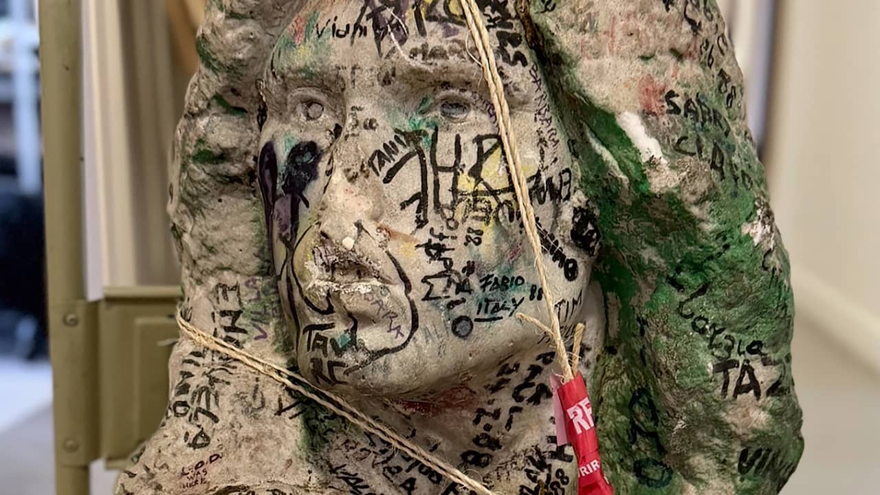 Borstbeeld van graf The Doors-zanger Jim Morrison na 37 jaar ...