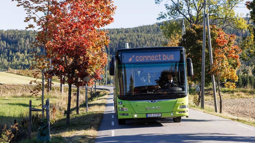 Noorse tiener steelt stadsbus en rijdt ermee naar Zweden | Opmerkelijk ...
